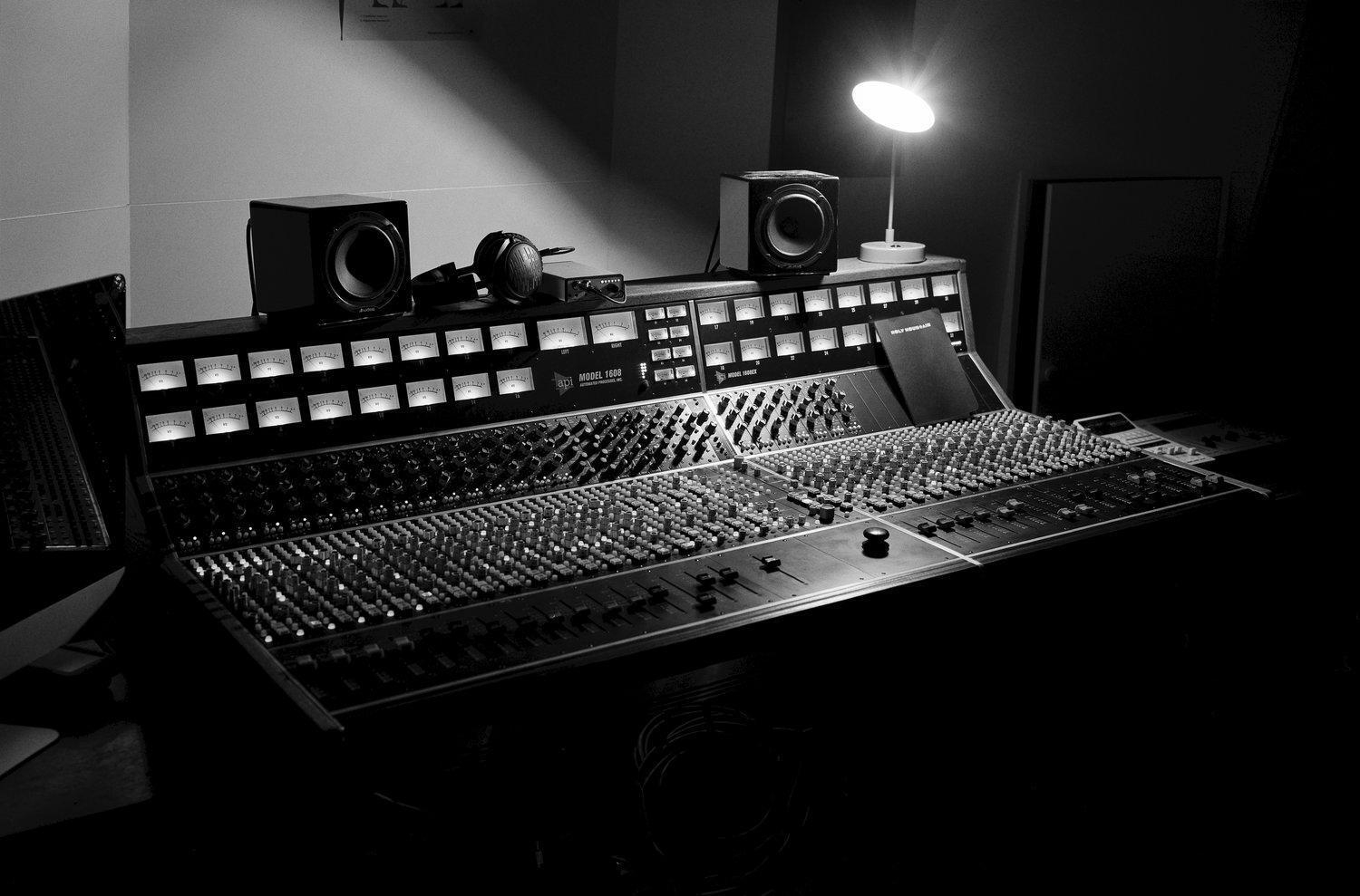 High Vis, UK Post-punk Band, Releases New Album - Blending