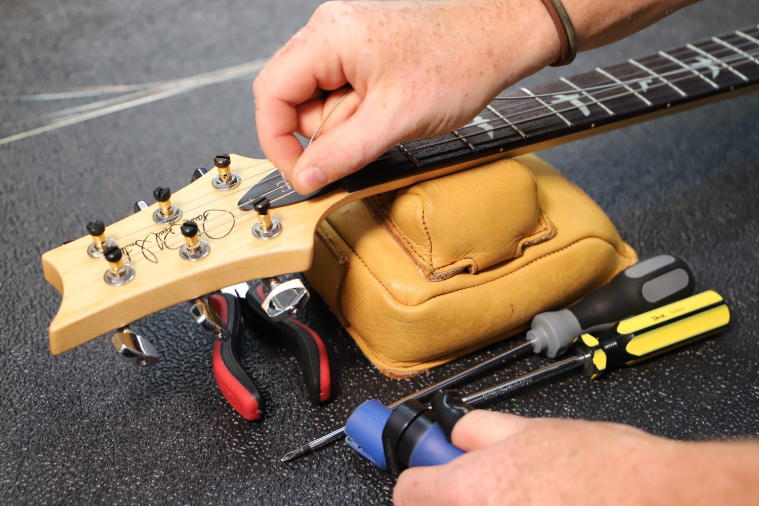 how-to-restring-an-electric-guitar-sweetwater